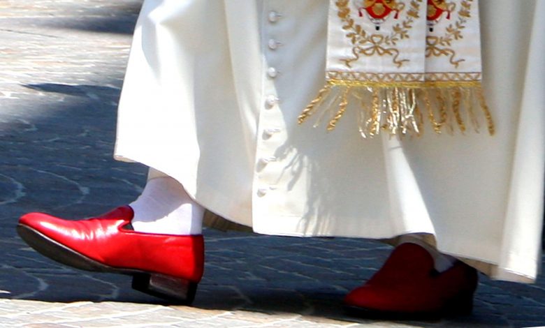 Savez-vous pourquoi le pape Benoît XVI portait des chaussures rouges ...